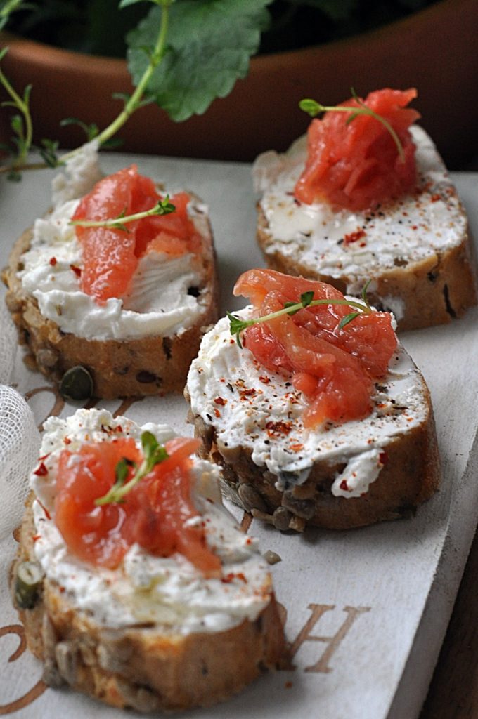 Kanapki z łososiem i serkiem - Damsko-męskie spojrzenie na kuchnię